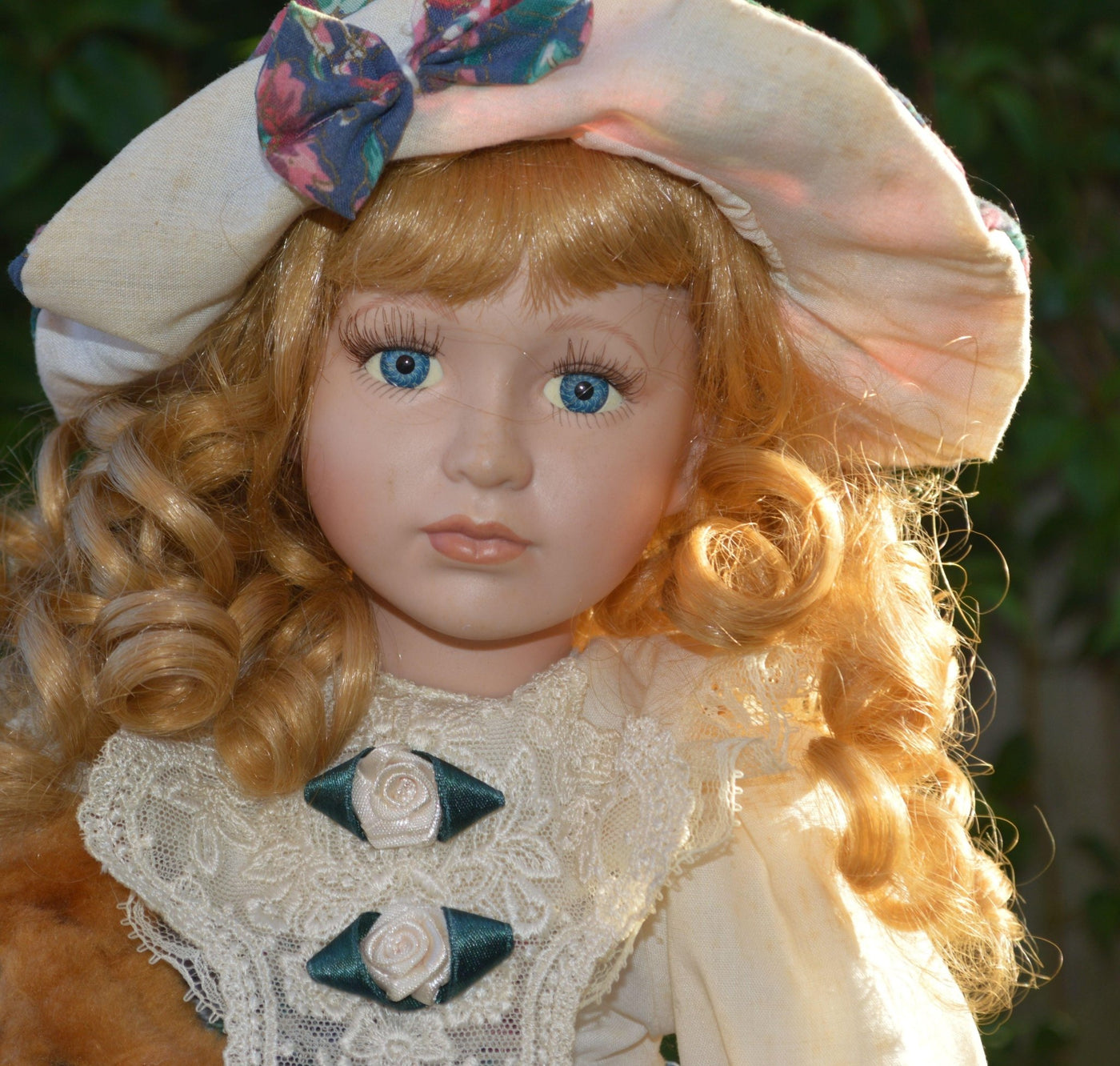 LEONARDO COLLECTION PORCELAIN DOLL WITH TEDDY BEAR - TMD167207